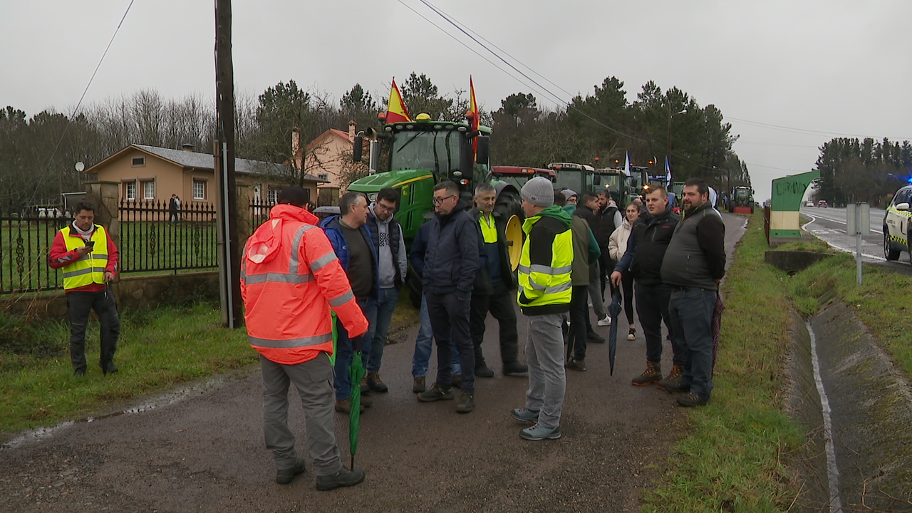 A Garda Civil corta o paso a un grupo de tractoristas en Oroso - G24